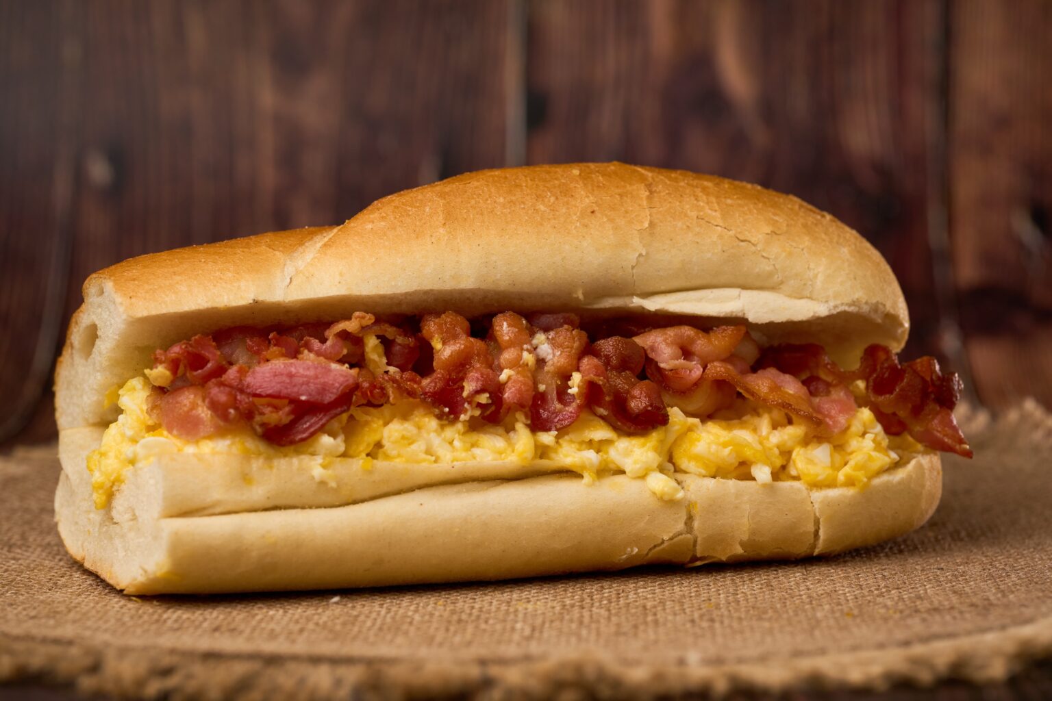Sándwich Huevo y Tocineta - Noches de Colombia Lincoln Park - Authentic ...